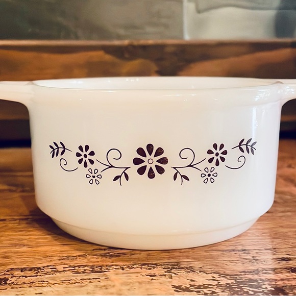 Pyrex | Kitchen | Vintage Dynaware Pyrex Milk Glass White Casserole ...